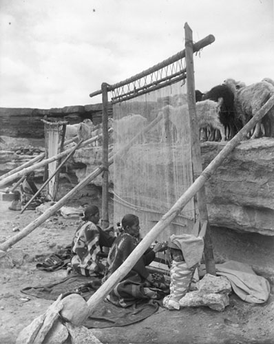 Pueblo Indian weaving | Navajo women, Native american life, Native ...